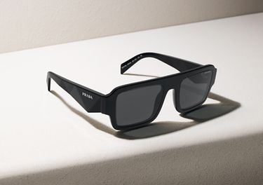 Prada PR A05S 53 Gris Oscuro & Negro Sunglasses | Sunglass Hut España
